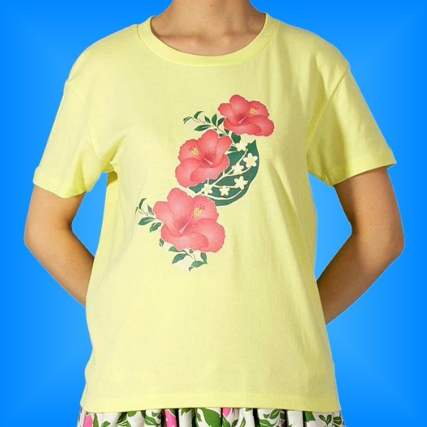 ハイビスカスをモチーフにフロントに3連とバックに可愛くプリントしたフラTシャツ。南国の代表的な花ハイビスカスにプルメリアの花を散りばめてパウスカートや普段使いにも利用できます。 ※プリント部分のアイロンはご遠慮ください。身丈：68cm適応ヌ...