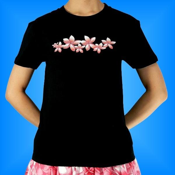 ハワイではレイとして使われるプルメリア。フロントに７つのプルメリアを散りばめました。普段使いもでき、パウスカートにも合わせやすいデザインです。※プリント部分のアイロンはご遠慮ください。身丈：65cm適応ヌード寸法：バスト89〜95cm／ ウ...