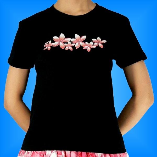 ハワイではレイとして使われるプルメリア。フロントに７つのプルメリアを散りばめました。普段使いもでき、パウスカートにも合わせやすいデザインです。※プリント部分のアイロンはご遠慮ください。身丈：62cm適応ヌード寸法：バスト83〜89cm／ ウ...