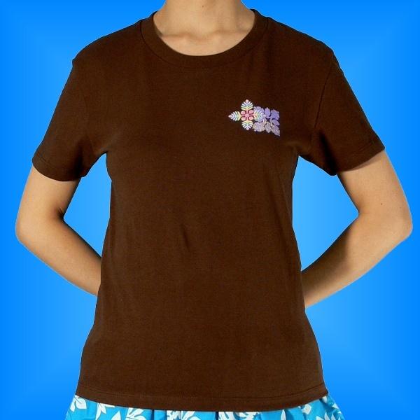 人気のハワイアンキルトをバックにプリント。"kapiorani"とは虹を意味するハワイ語でハワイの象徴です。普段使いもでき、パウスカートにも合わせやすいデザインです。※プリント部分のアイロンはご遠慮ください。身丈：65cm適応ヌード寸法：バ...