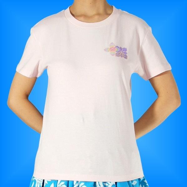 人気のハワイアンキルトをバックにプリント。"kapiorani"とは虹を意味するハワイ語でハワイの象徴です。普段使いもでき、パウスカートにも合わせやすいデザインです。※プリント部分のアイロンはご遠慮ください。身丈：65cm適応ヌード寸法：バ...