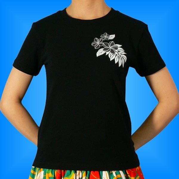 胸元にプルメリアとラウアエのシンプルなプリントを施しました。すっきりしたデザインで普段使いもでき、パウスカートにも合わせやすいデザインです。※プリント部分のアイロンはご遠慮ください。身丈：62cm適応ヌード寸法：バスト83〜89cm／ ウエ...