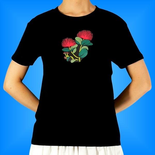 火の女神ペレに捧げる花オヒアレフアをデザインしたフラTシャツです。ハワイ島の花でもあるオヒアレフアをフロントとバックにプリント。すっきり見えてパウスカートにも合わせやすいのが特徴です。※プリント部分のアイロンはご遠慮ください。身丈：65cm...