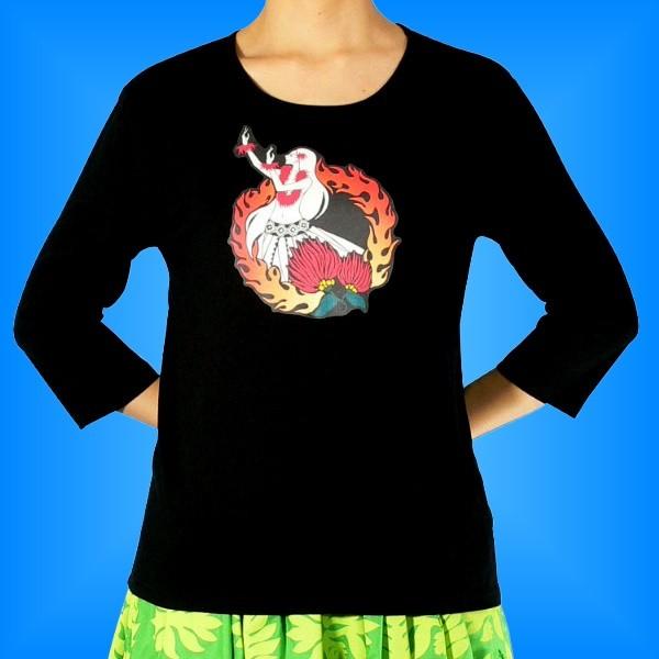 ハワイで最も崇拝される火の女神ペレ、フラを最も愛した神として知られています。ペレとペレに捧げる花オヒアレフアをデザインしたフラ七分袖Tシャツです。火の神ペレをフロントに、バックにはハワイ島の花でもあるオヒアレフアをプリント。すっきり見えてパ...