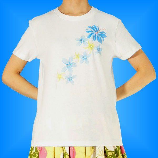 フラで最も愛される花ハイビスカスとプルメリアをモチーフにしたフラTシャツです。フロントには斜めにハイビスカスとプルメリアをプリント。バックには肩にプルメリアをプリントしました。すっきり見えてパウスカートにも合わせやすいのが特徴です。※プリン...