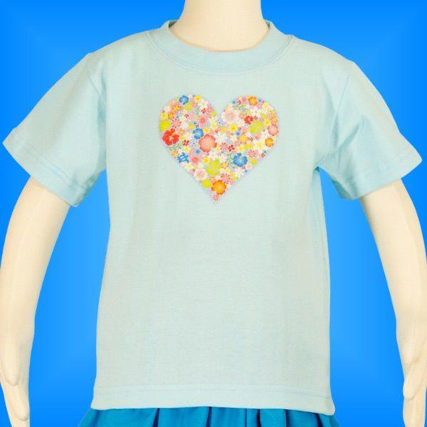 かわいいフラガールとハイビスカスを胸元にプリント。バックにはハイビスカスのプリントでフラケイキのTシャツはパウスカートにもコーディネートしやすく、普段使いもできます。身丈：42cm実寸：バスト64cm／ ウエスト69cm 素材：綿100%※...