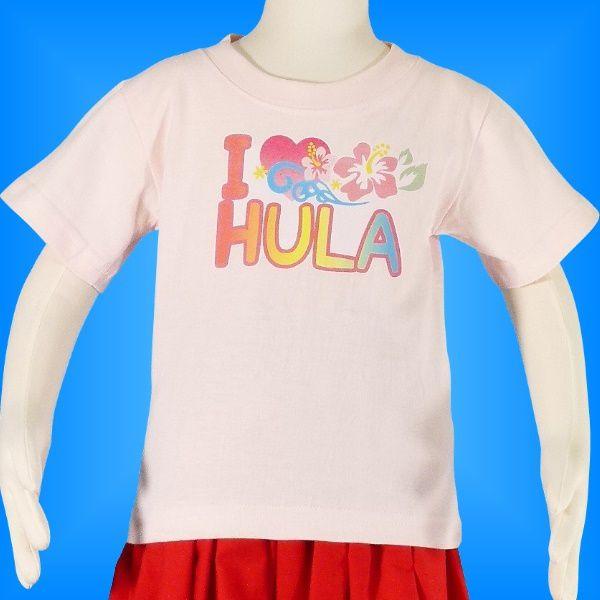 かわいいハイビスカスとハートで「I LOVE HULA」をプリント。バックにもハイビスカスをプリント。パウスカートにもコーディネートしやすく、普段使いもできます。適応サイズはサイズ表をご参照ください。素材：綿100%※生産ロットによって仕様...