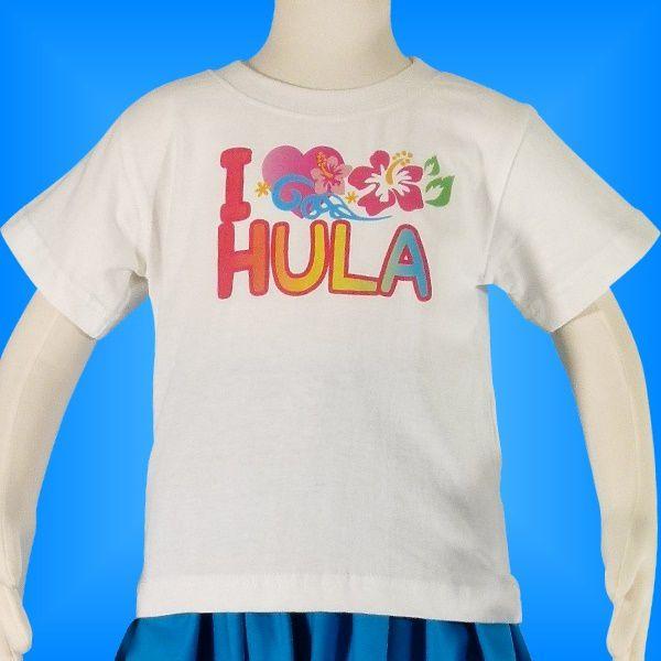 かわいいハイビスカスとハートで「I LOVE HULA」をプリント。バックにもハイビスカスをプリント。パウスカートにもコーディネートしやすく、普段使いもできます。適応サイズはサイズ表をご参照ください。素材：綿100%※生産ロットによって仕様...