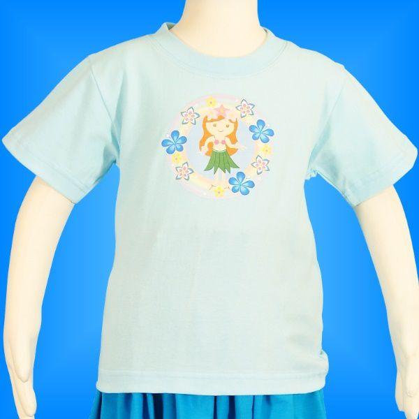 かわいいフラガールを胸元にプリント。バックにはハイビスカスのプリントでフラケイキのTシャツはパウスカートにもコーディネートしやすく、普段使いもできます。適応サイズはサイズ表をご参照ください。素材：綿100%※生産ロットによって仕様変更がある...