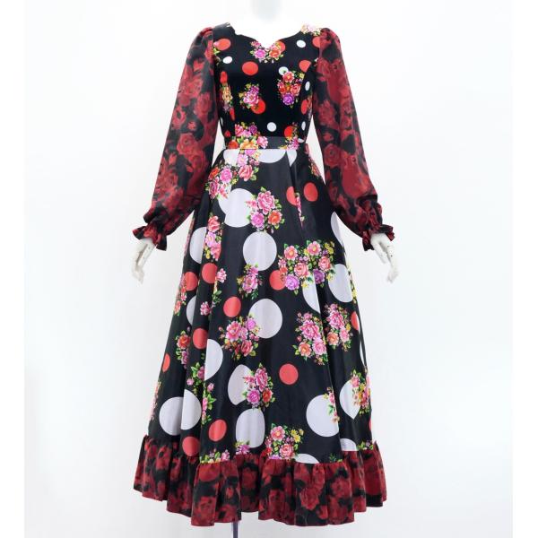 生地から縫製に至るまで、全ての工程を国内で行った純日本製の商品。emikaオリジナルプリントの襟ぐりのデザインを選べるブラウスとフリルファルダのセットアップです。【上質な生地】トップス部分は伸縮性・高級感のあるストレッチベロア生地、 スカー...