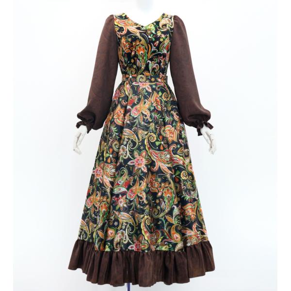 生地から縫製に至るまで、全ての工程を国内で行った純日本製の商品。emikaオリジナルプリントの襟ぐりのデザインを選べるブラウスとフリルファルダのセットアップです。【上質な生地】トップス部分は伸縮性・高級感のあるストレッチベロア生地、 スカー...