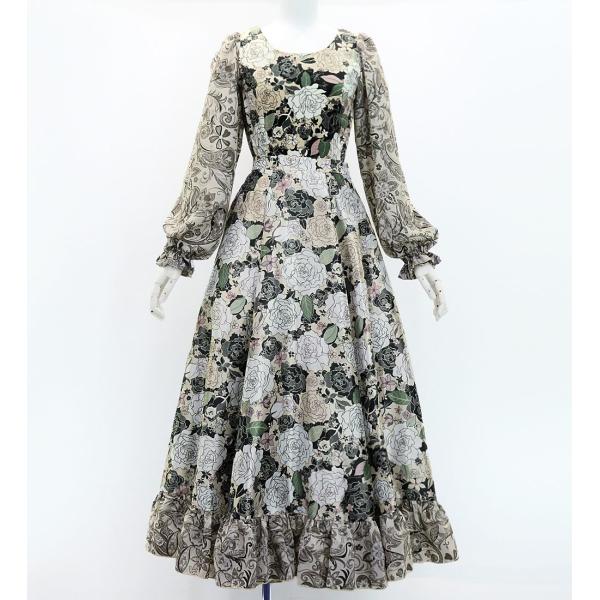 生地から縫製に至るまで、全ての工程を国内で行った純日本製の商品。emikaオリジナルプリントの襟ぐりのデザインを選べるブラウスとフリルファルダのセットアップです。【上質な生地】トップス部分は伸縮性・高級感のあるストレッチベロア生地、 スカー...