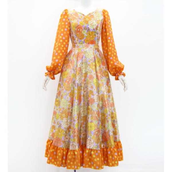 生地から縫製に至るまで、全ての工程を国内で行った純日本製の商品。emikaオリジナルプリントの襟ぐりのデザインを選べるブラウスとフリルファルダのセットアップです。【上質な生地】トップス部分は伸縮性・高級感のあるストレッチベロア生地、 スカー...