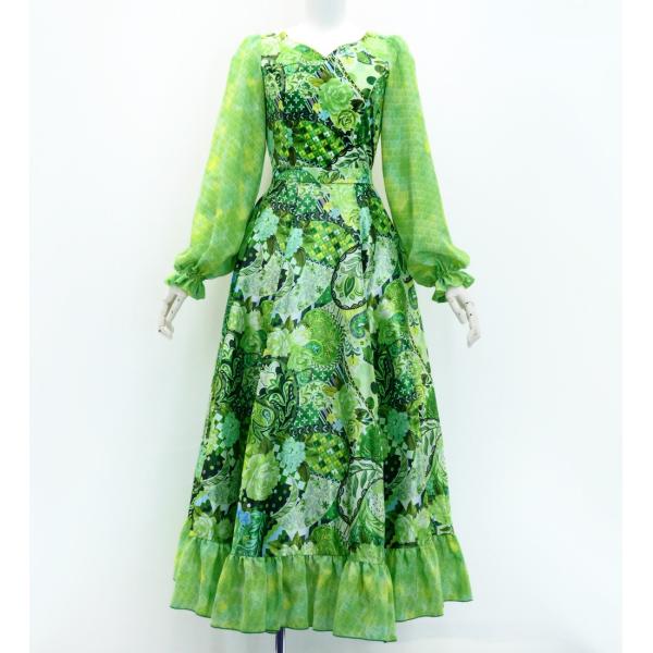 生地から縫製に至るまで、全ての工程を国内で行った純日本製の商品。emikaオリジナルプリントの襟ぐりのデザインを選べるブラウスとフリルファルダのセットアップです。【上質な生地】トップス部分は伸縮性・高級感のあるストレッチベロア生地、 スカー...