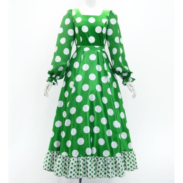 生地から縫製に至るまで、全ての工程を国内で行った純日本製の商品。emikaオリジナルプリントの襟ぐりのデザインを選べるブラウスとフリルファルダのセットアップです。【上質な生地】トップス部分は伸縮性・高級感のあるストレッチベロア生地、 スカー...