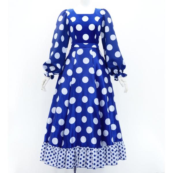 生地から縫製に至るまで、全ての工程を国内で行った純日本製の商品。emikaオリジナルプリントの襟ぐりのデザインを選べるブラウスとフリルファルダのセットアップです。【上質な生地】トップス部分は伸縮性・高級感のあるストレッチベロア生地、 スカー...