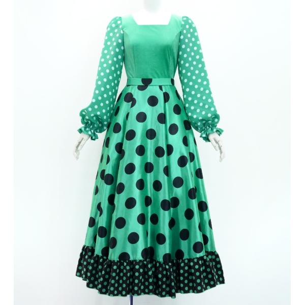 生地から縫製に至るまで、全ての工程を国内で行った純日本製の商品。emikaオリジナルプリントの襟ぐりのデザインを選べるブラウスとフリルファルダのセットアップです。【上質な生地】トップス部分は伸縮性・高級感のあるストレッチベロア生地、 スカー...