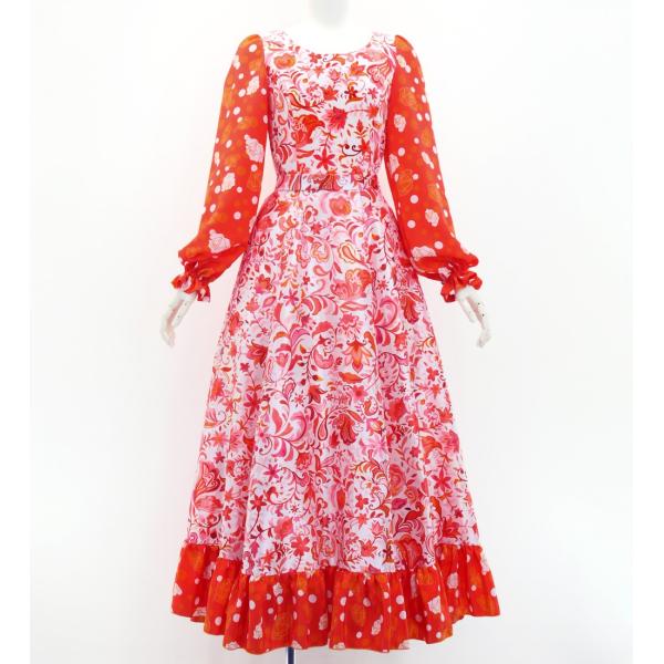 生地から縫製に至るまで、全ての工程を国内で行った純日本製の商品。emikaオリジナルプリントの襟ぐりのデザインを選べるブラウスとフリルファルダのセットアップです。【上質な生地】トップス部分は伸縮性・高級感のあるストレッチベロア生地、 スカー...