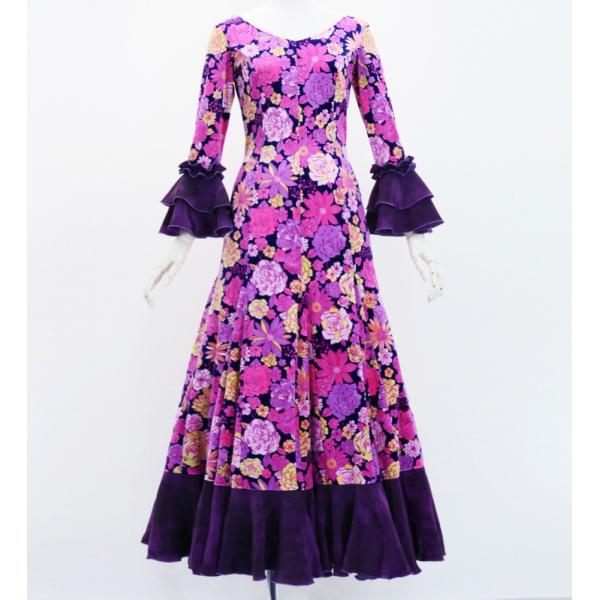 生地から縫製に至るまで、全ての工程を国内で行った純日本製の商品。三角マチ入りでAラインに広がる１段フリルベルベットワンピース。ボランテはコシボ生地を使用しているため、軽やかに揺れ動き、華やかな印象を演出してくれます。S〜Lサイズ詳細はサイズ...