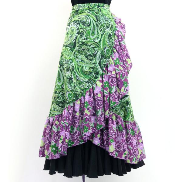 生地から縫製に至るまで、全ての工程を国内で行った日本製の商品。emikaオリジナルプリント生地を使用した華やかな巻きスカートです。コシボ生地を使用しているため、軽やかに揺れ動き、華やかな印象を演出してくれます。リボンは後ろでも前でも結べてさ...