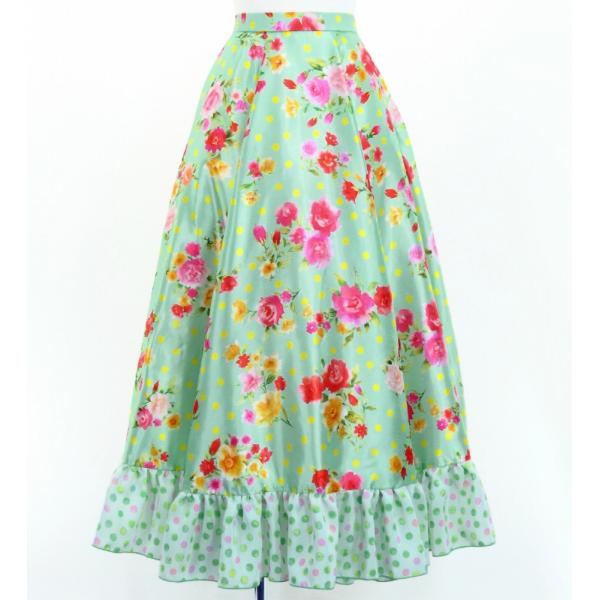 生地から縫製に至るまで、全ての工程を国内で行った純日本製の商品。emikaオリジナルプリントのつやのあるシャンタン生地を使用したフリルファルダです。ボランテはコシボ生地を使用しているため、軽やかに揺れ動き、華やかな印象を演出してくれます。レ...