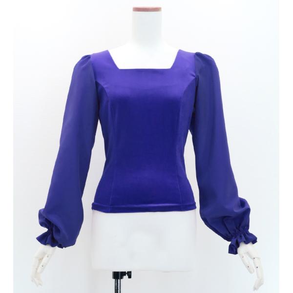 ★emikaオリジナルデザイン★生地から縫製に至るまで、全ての工程を国内で行った日本製の商品。伸縮性・高級感のあるストレッチベロア生地と、袖には軽やかなコシボ生地を使用したロングスリーブブラウス。袖下のマチで、腕の動きもスムーズ。裾がずり上...