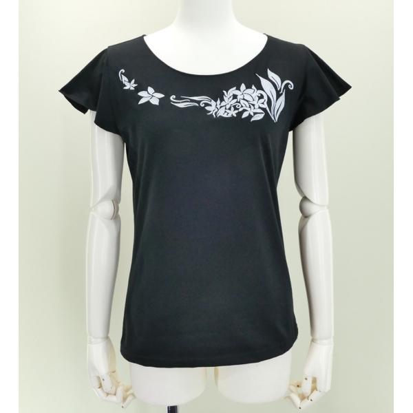 フレンチフリル袖にフロントとバックにプルメリアの刺繍をデザインした華やかなフラTシャツです。パウスカートとのコーディネートもしやすいのが特徴です。身丈：59cm適応ヌード寸法：バスト89〜95cm／ ウエスト87〜93cm 素材：綿100%...