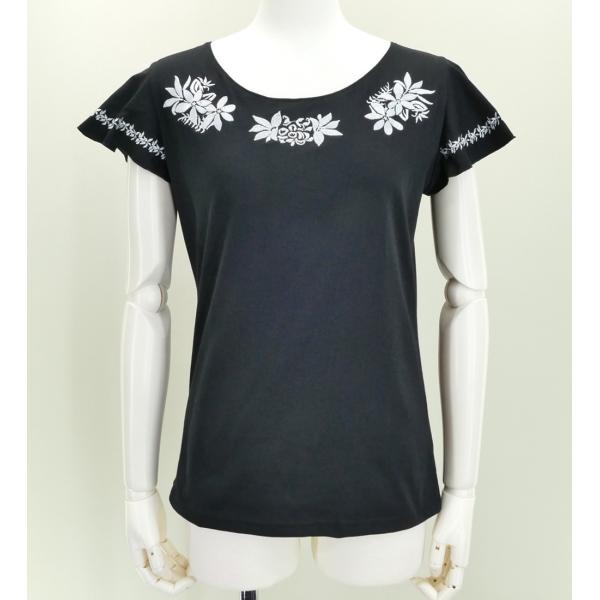 フレンチフリル袖にフロントとバックにティアレの刺繍をデザインした華やかなフラTシャツです。パウスカートとのコーディネートもしやすいのが特徴です。身丈：59cm適応ヌード寸法：バスト83〜89cm／ ウエスト81〜87cm 素材：綿100%※...