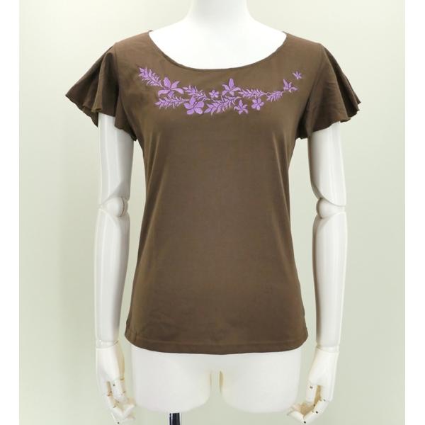 フレンチフリル袖にフロントとバックにハイビスカスの刺繍をデザインした華やかなフラTシャツです。パウスカートとのコーディネートもしやすいのが特徴です。身丈：59cm適応ヌード寸法：バスト83〜89cm／ ウエスト81〜87cm 素材：綿100...