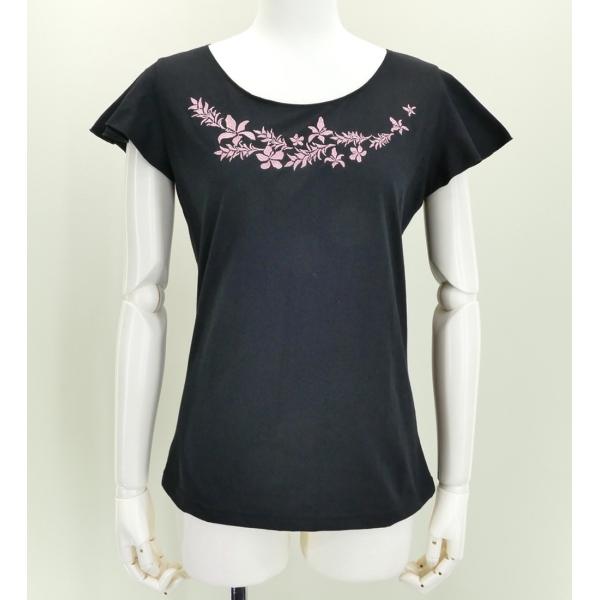 フレンチフリル袖にフロントとバックにハイビスカスの刺繍をデザインした華やかなフラTシャツです。パウスカートとのコーディネートもしやすいのが特徴です。身丈：59cm適応ヌード寸法：バスト83〜89cm／ ウエスト81〜87cm 素材：綿100...