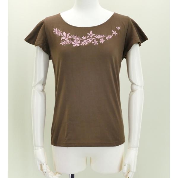 フレンチフリル袖にフロントとバックにハイビスカスの刺繍をデザインした華やかなフラTシャツです。パウスカートとのコーディネートもしやすいのが特徴です。身丈：59cm適応ヌード寸法：バスト83〜89cm／ ウエスト81〜87cm 素材：綿100...