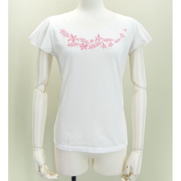 フレンチフリル袖にフロントとバックにハイビスカスの刺繍をデザインした華やかなフラTシャツです。パウスカートとのコーディネートもしやすいのが特徴です。身丈：59cm適応ヌード寸法：バスト83〜89cm／ ウエスト81〜87cm 素材：綿100...