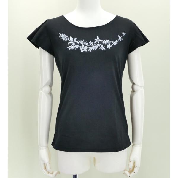 フレンチフリル袖にフロントとバックにハイビスカスの刺繍をデザインした華やかなフラTシャツです。パウスカートとのコーディネートもしやすいのが特徴です。身丈：59cm適応ヌード寸法：バスト89〜95cm／ ウエスト87〜93cm 素材：綿100...