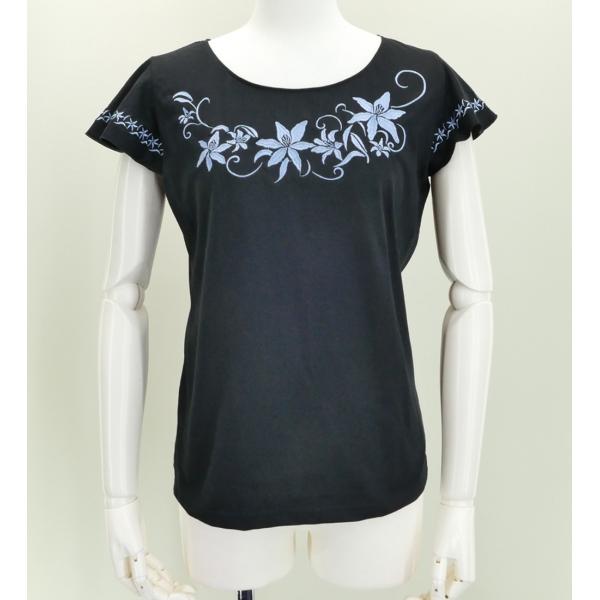 フレンチフリル袖にフロントとバックにリリィの刺繍をデザインした華やかなフラTシャツです。パウスカートとのコーディネートもしやすいのが特徴です。身丈：59cm適応ヌード寸法：バスト83〜89cm／ ウエスト81〜87cm 素材：綿100%※生...