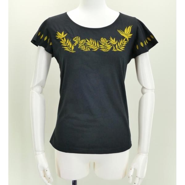 フレンチフリル袖にフロントとバックにハワイ固有種の蝶ハワイルリシジミ(ハワイアンブルー)とストレリチアの刺繍をデザインした華やかなフラTシャツです。パウスカートとのコーディネートもしやすいのが特徴です。身丈：59cm適応ヌード寸法：バスト8...