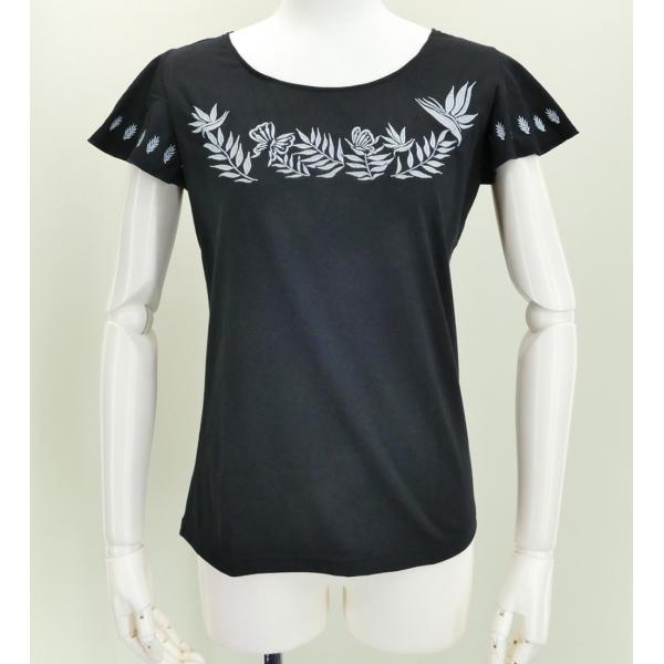 フレンチフリル袖にフロントとバックにハワイ固有種の蝶ハワイルリシジミ(ハワイアンブルー)とストレリチアの刺繍をデザインした華やかなフラTシャツです。パウスカートとのコーディネートもしやすいのが特徴です。身丈：59cm適応ヌード寸法：バスト8...