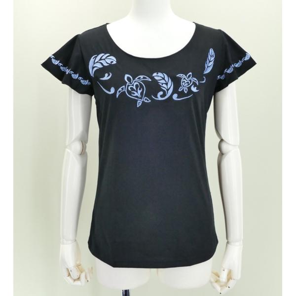 フレンチフリル袖にフロントとバックにホヌの刺繍をデザインした華やかなフラTシャツです。パウスカートとのコーディネートもしやすいのが特徴です。身丈：59cm適応ヌード寸法：バスト83〜89cm／ ウエスト81〜87cm 素材：綿100%※生産...