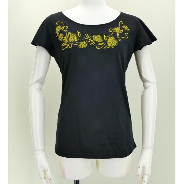 フレンチフリル袖にフロントとバックにレフアの刺繍をデザインした華やかなフラTシャツです。パウスカートとのコーディネートもしやすいのが特徴です。身丈：59cm適応ヌード寸法：バスト89〜95cm／ ウエスト87〜93cm 素材：綿100%※生...