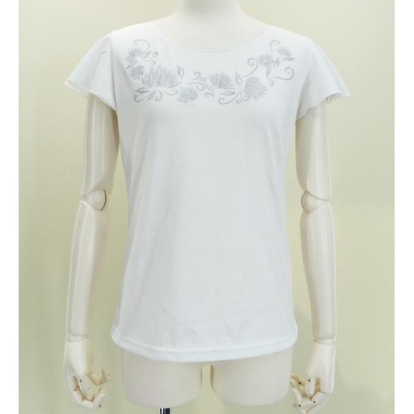 フレンチフリル袖にフロントとバックにレフアの刺繍をデザインした華やかなフラTシャツです。パウスカートとのコーディネートもしやすいのが特徴です。身丈：59cm適応ヌード寸法：バスト89〜95cm／ ウエスト87〜93cm 素材：綿100%※生...