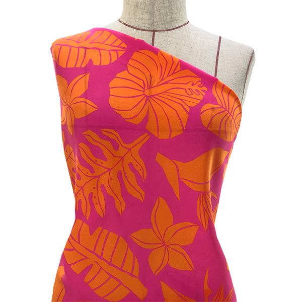 オリジナルプリントのコシボ生地。柔らかい質感はフリルやドレープ部分におすすめです。柄の大きさは4種類からお選びいただけます。（トルソーは中柄(M)着用）生地の重さ：コシボ：118g/m2前後（参考：シャンタン：118g/m2前後、ストレッチ...