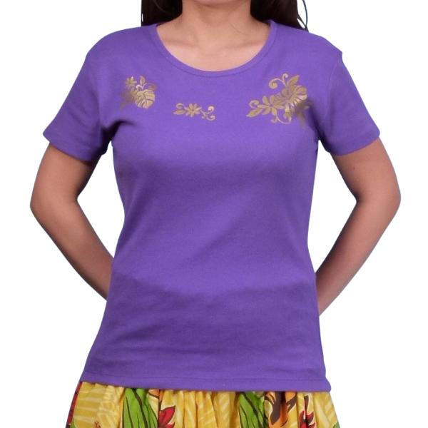 フロントにモンステラ・ティアレをデザインした華やかなフラTシャツです。伸縮性のあるフライス素材を使用したTシャツはボディにフィットして、ボディラインをすっきり見せてくれます。※プリント部分のアイロンはご遠慮ください。身丈：59cm適応ヌード...