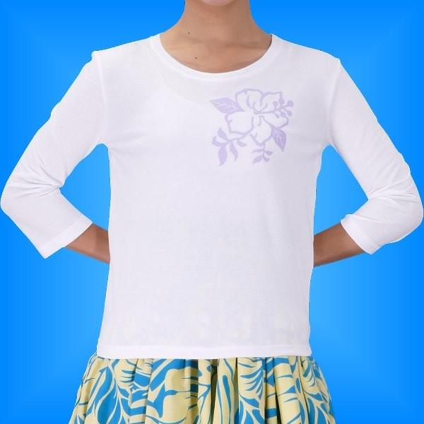 フロント・バックともにフラで人気のハイビスカスをデザインした七分袖Tシャツ。すっきり見えてパウスカートにも合わせやすいのが特徴です。※プリント部分のアイロンはご遠慮ください。  ※返品・交換は出来ません。ご了承ください。身丈：70cm適応ヌ...