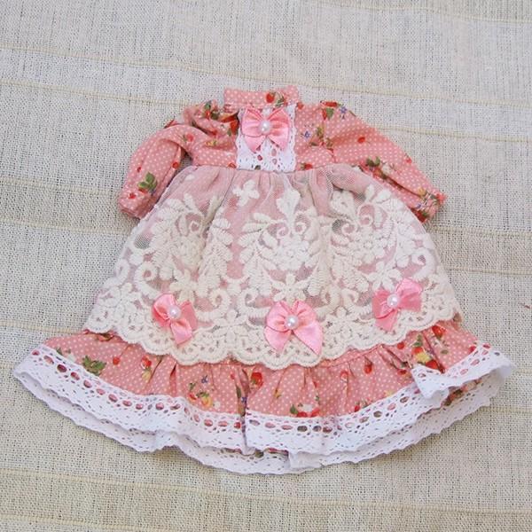 リボンとレース使いがかわいいいちごのワンピースです。フリルがふんだんに使われた甘口なテイストにアンティーク風の懐中時計がついた雰囲気のあるセット♪時計は稼働するのでお気に入りの子が時を知らせてくれます☆○セット内容[1/6ドール(22cmド...