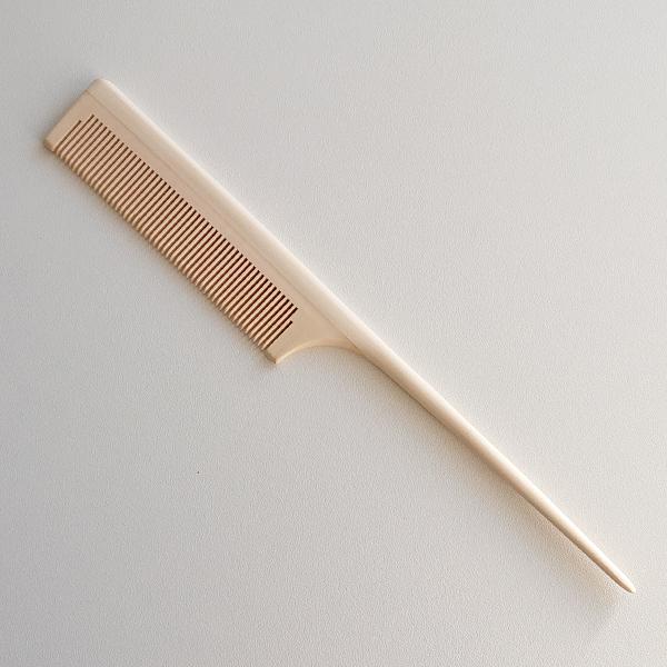 乾燥シーズン、ドールヘアのスタイリングに厄介なのが静電気。ヘアスタイル、キレイに決まった！と思ったら、フワッと静電気で髪が逆立って台無しなんて切ない思いした事はありませんか？そんな時にオススメなのがこちらのウッドコーム。天然素材の木は摩擦に...