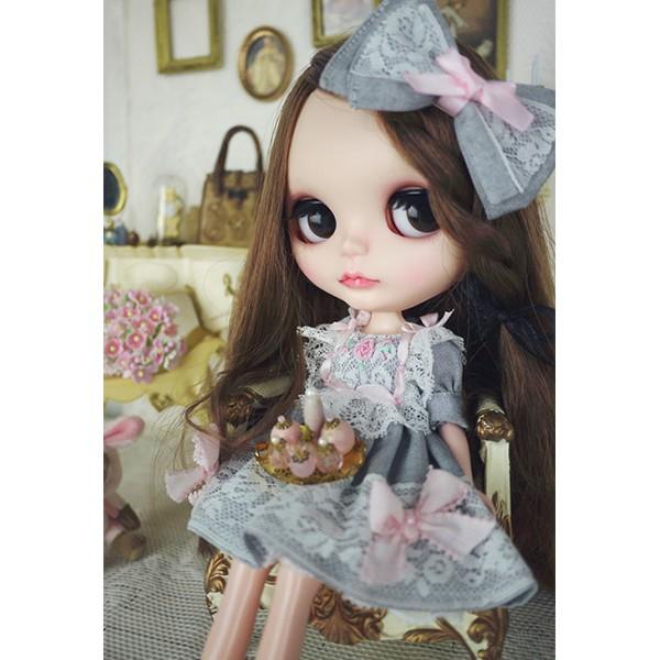 ネオブライスサイズのドレスセットです♪花の刺繍やレース、リボンが緻密にあしらわれた華やかな雰囲気に仕上がってます。セットで合わせてもお気に入りのアイテムとあわせても♪お揃いのリボンも付属してます。お気に入りの子が見違えるように華やかになるド...