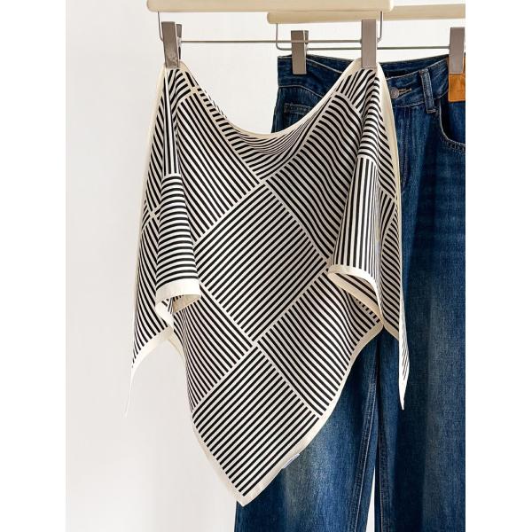色： ホワイトブラック系素材：100％ポリエステルサイズ：（約）88cm×136cm×64cm重さ（約）42g中国製 ストライプの方向をブロックごとに変え、グラフィカルに配置したジオメトリック（幾何学）柄のスカーフです。モノトーンのコントラ...