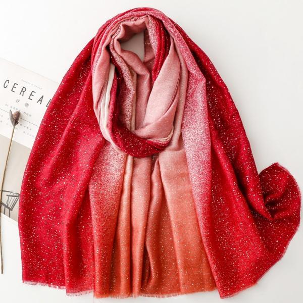 色：レッド系 素材：50％ビスコース50％コットンサイズ：（約）90cm×180cm 中国製  余裕たっぷり大判サイズのストール。薄手の生地でわらかく心地よい巻き心地を楽しめるアイテムです。日除け、膝かけなど何にでも使え、季節も選びません。...