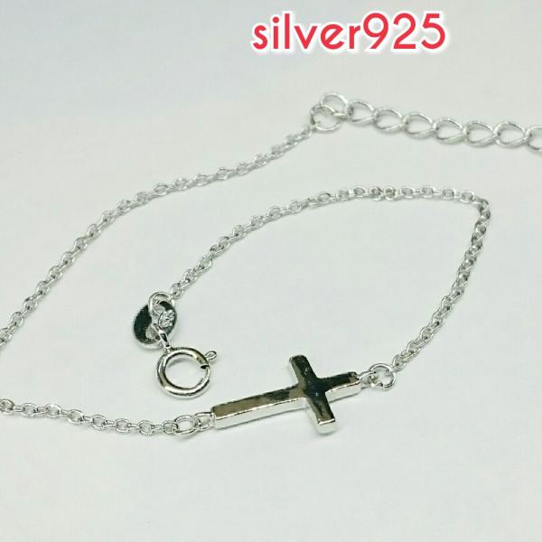 シンプルな十字架のとても可愛いブレスレットです。リングなどと組み合わせるなど、一段上のおしゃれアイテム^^素材→silver925最大幅　8mm長さ→タイトルに記載他の商品との同梱も大歓迎です。