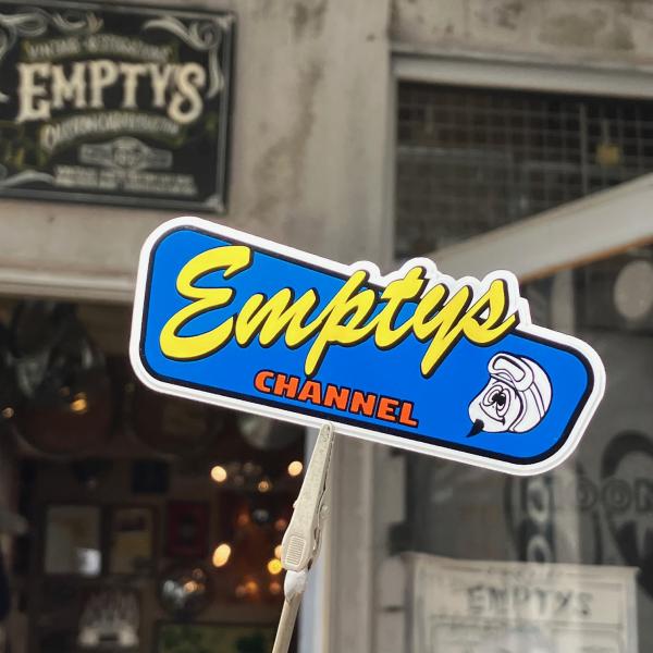 エンプティーズ チャンネル ステッカーエンプティーズ の You Tube チャンネル のステッカーです。飛び出したロゴのサイドにはエンプティーズのキャラクター「empくん」がにこにこ笑顔でデザインされています。携帯カバーやパソコンなど小物...
