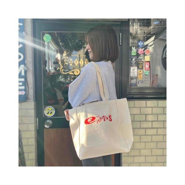 エンプティーズ オリジナル 14oz トートバッグ ナチュラル［EOT-01NT］厚地の14オンスのキャンバス地のトートバッグです。内側の中央とサイドにポケットが付いた勝手の良いスタイルで、手持ち、肩掛けどちらにも対応します。異なるフォント...